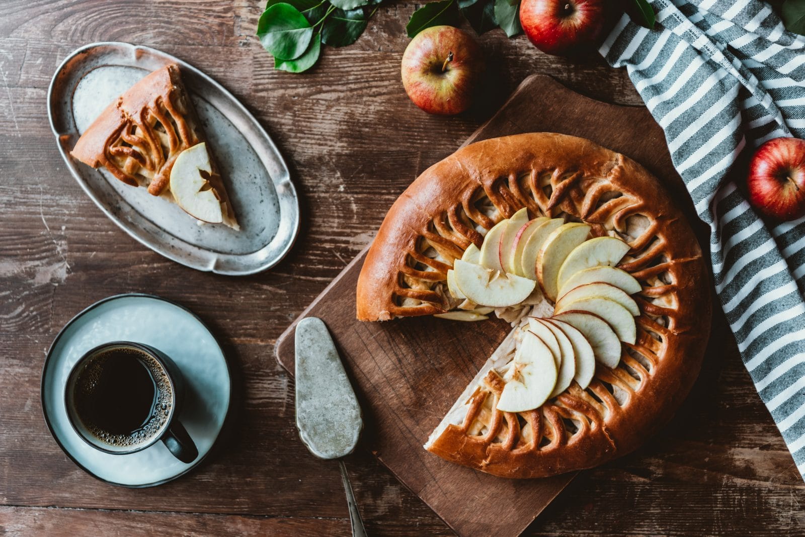 Spiced apple cake in your Yum Asia rice cooker - GreedyPanda Foodie Blog