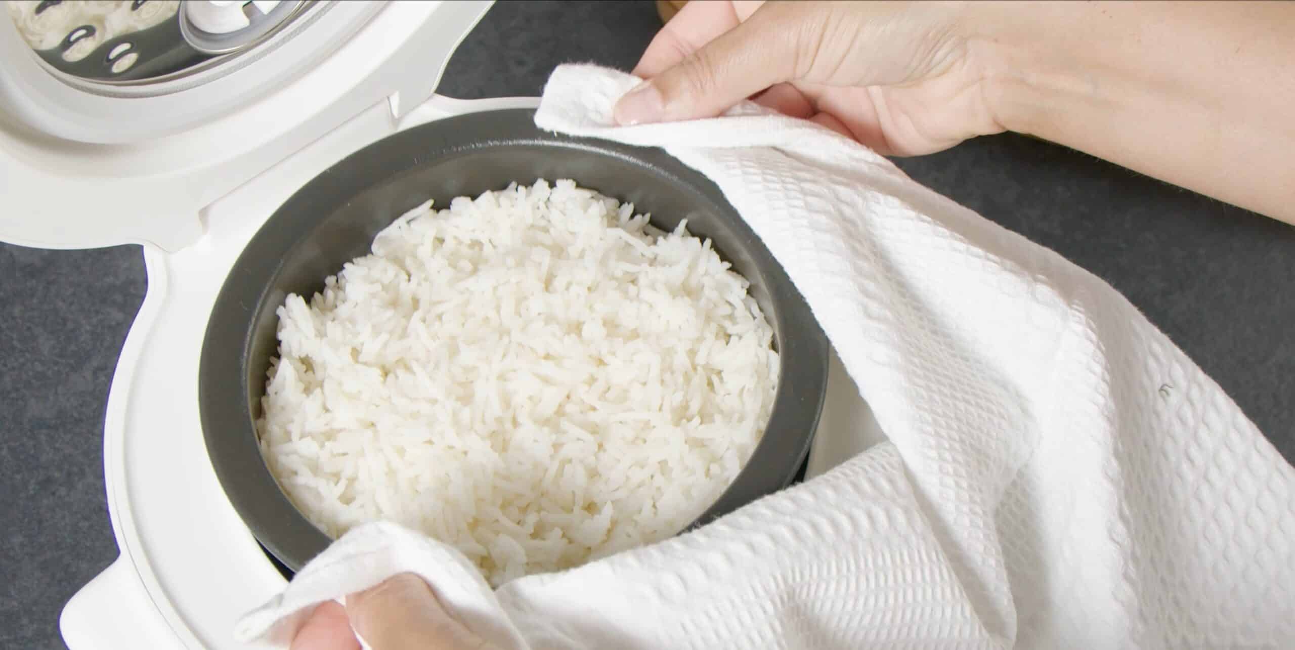 How to cook long grain white rice in the Tsuki mini rice cooker ...
